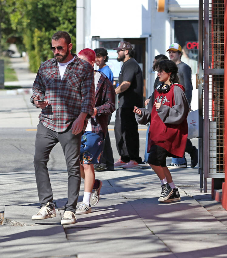 Ben Affleck Bonds With Daughter Seraphina, J. Lo's Child Emme | In ...